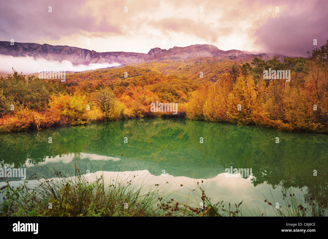 Reflections of mountains in a lake hi-res stock photography and images ...