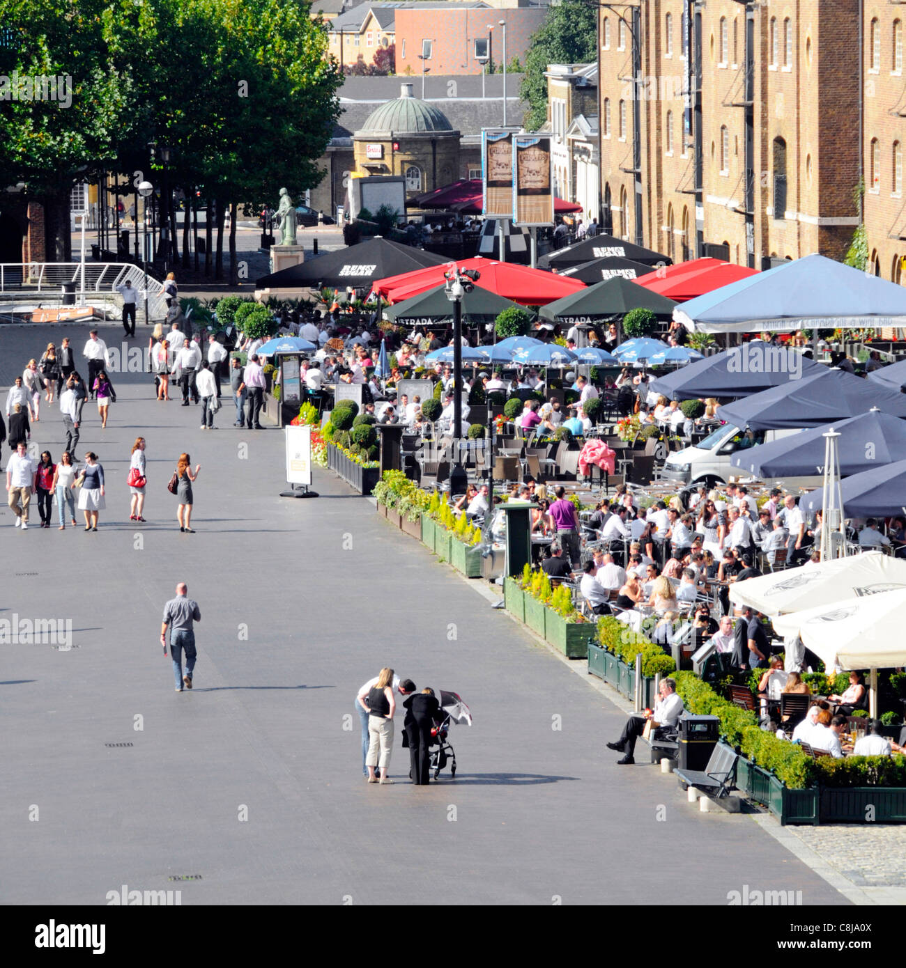 Crowds of office workers eating out at busy outdoor restaurant ...