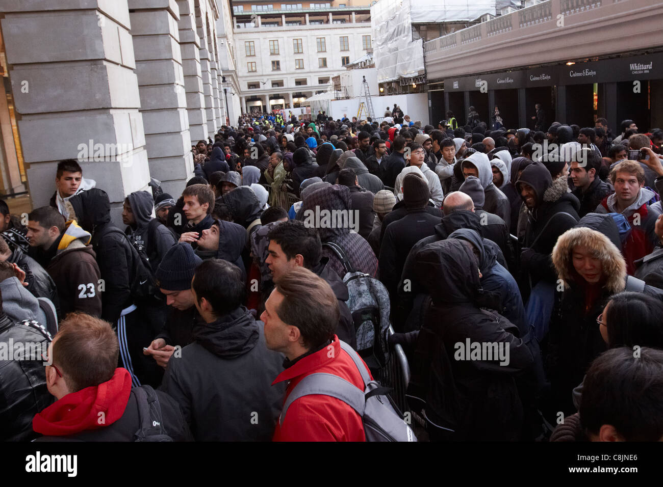 People queue outside the apple store in covent garden hi-res stock ...