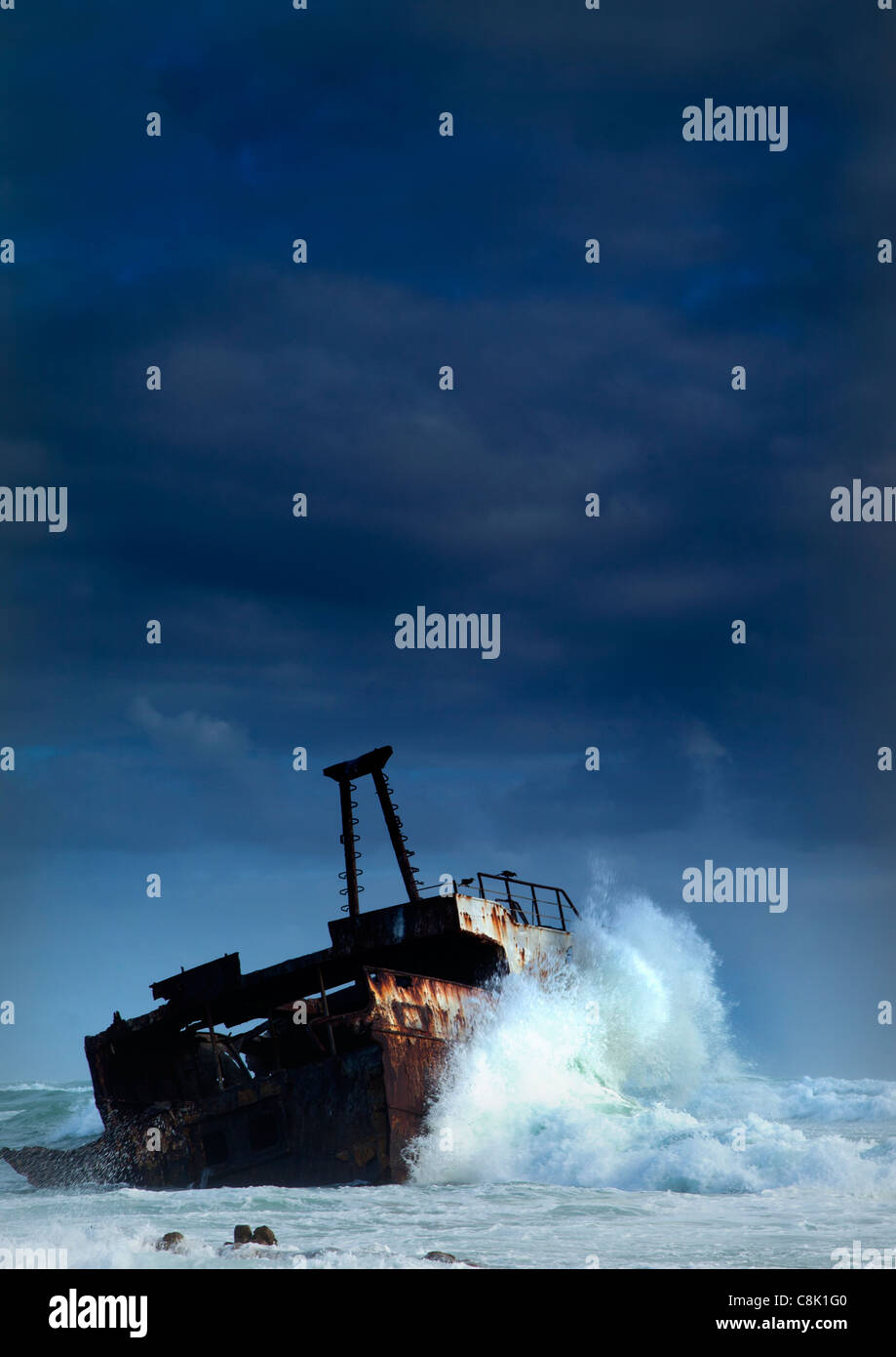 Japanese fishing trawler ship hi-res stock photography and images - Alamy