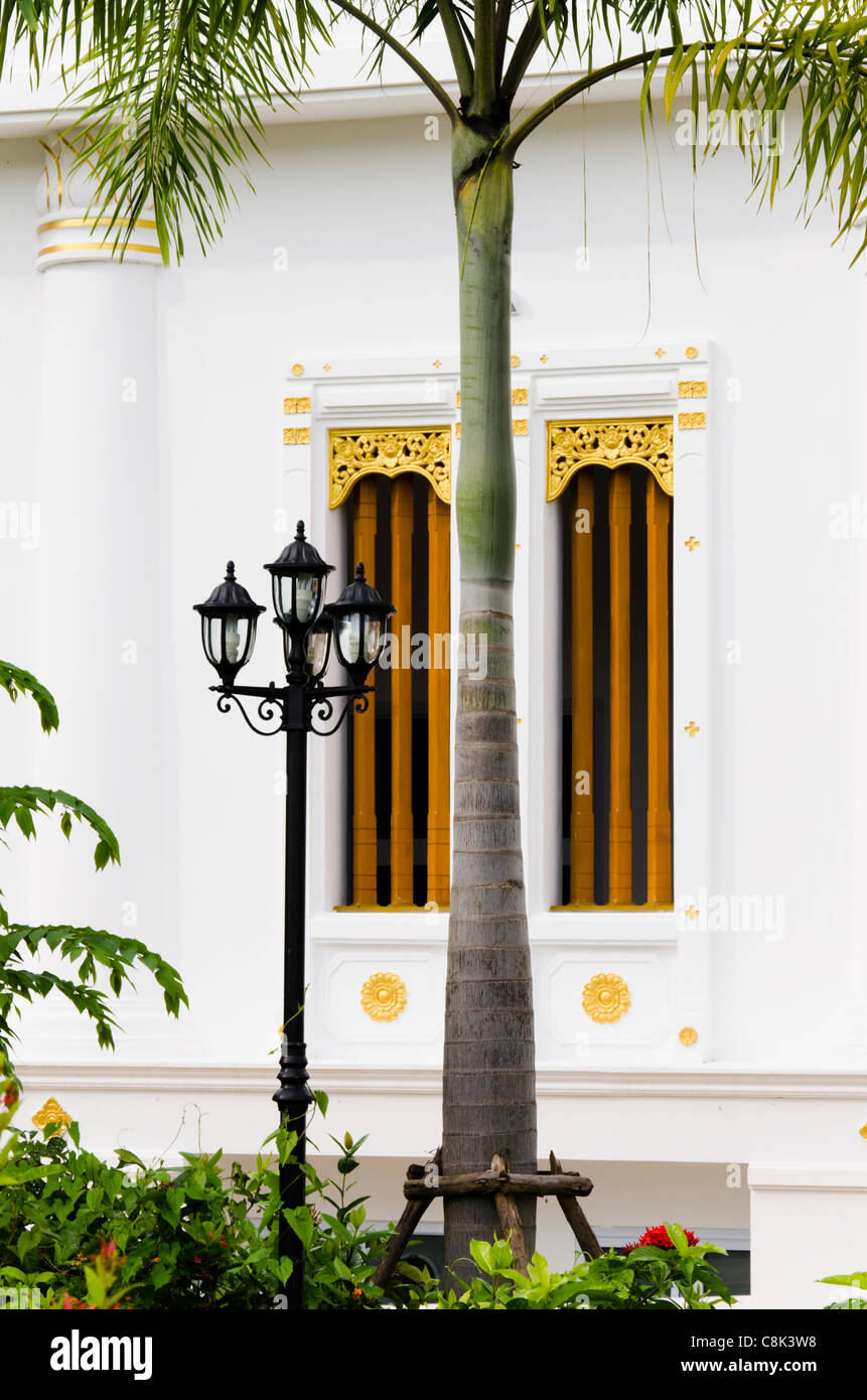 Lamp post tree and wall hi-res stock photography and images - Alamy