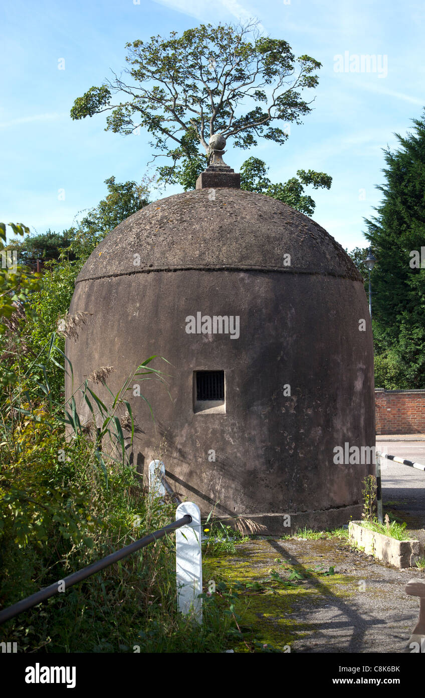 The Old Village Lock Up at Shenley Stock Photo - Alamy