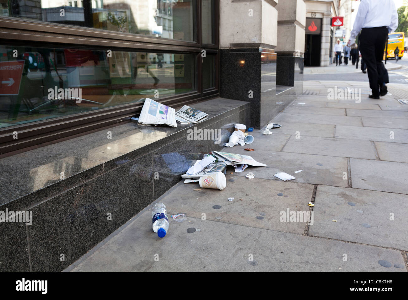 Litter on a London street Stock Photo - Alamy