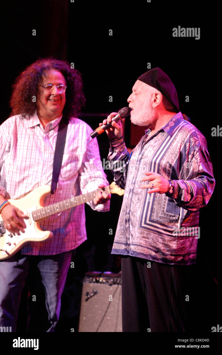 Mark Volman (Flo) and Howard Kaylan (Eddie) of the Turtles performs ...