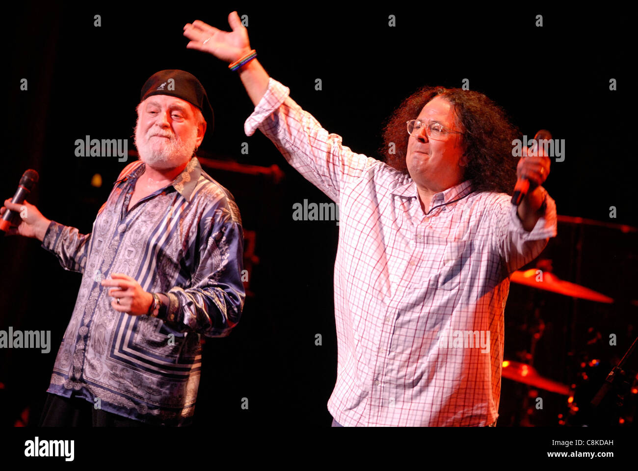 Howard Kaylan (Eddie) and Mark Volman (Flo) of the Turtles performs ...