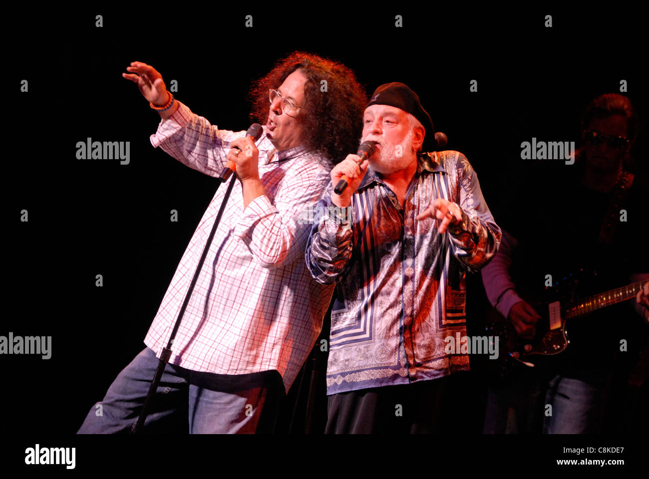 Mark Volman (Flo) and Howard Kaylan (Eddie) of the Turtles performs ...
