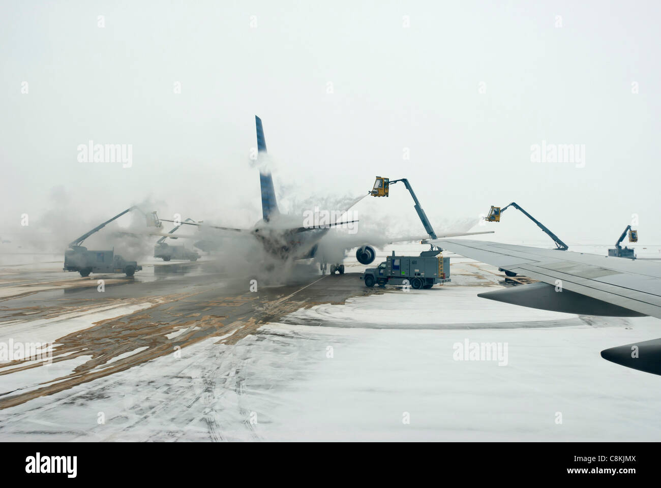 Airline de icing hi-res stock photography and images - Alamy