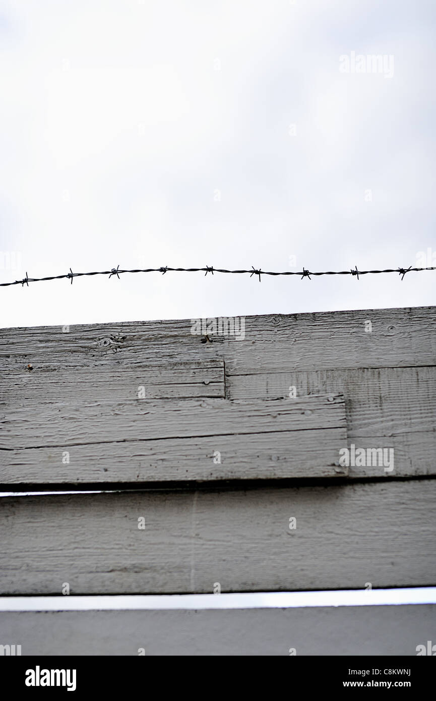 City barbed wire fencing hi-res stock photography and images - Alamy