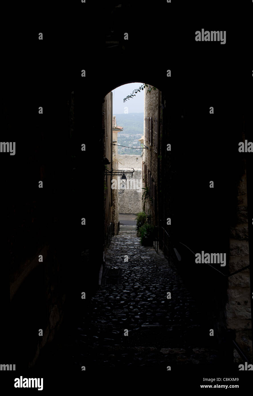Dark alley way in the ancient town of St Paul de Vence, Provence ...