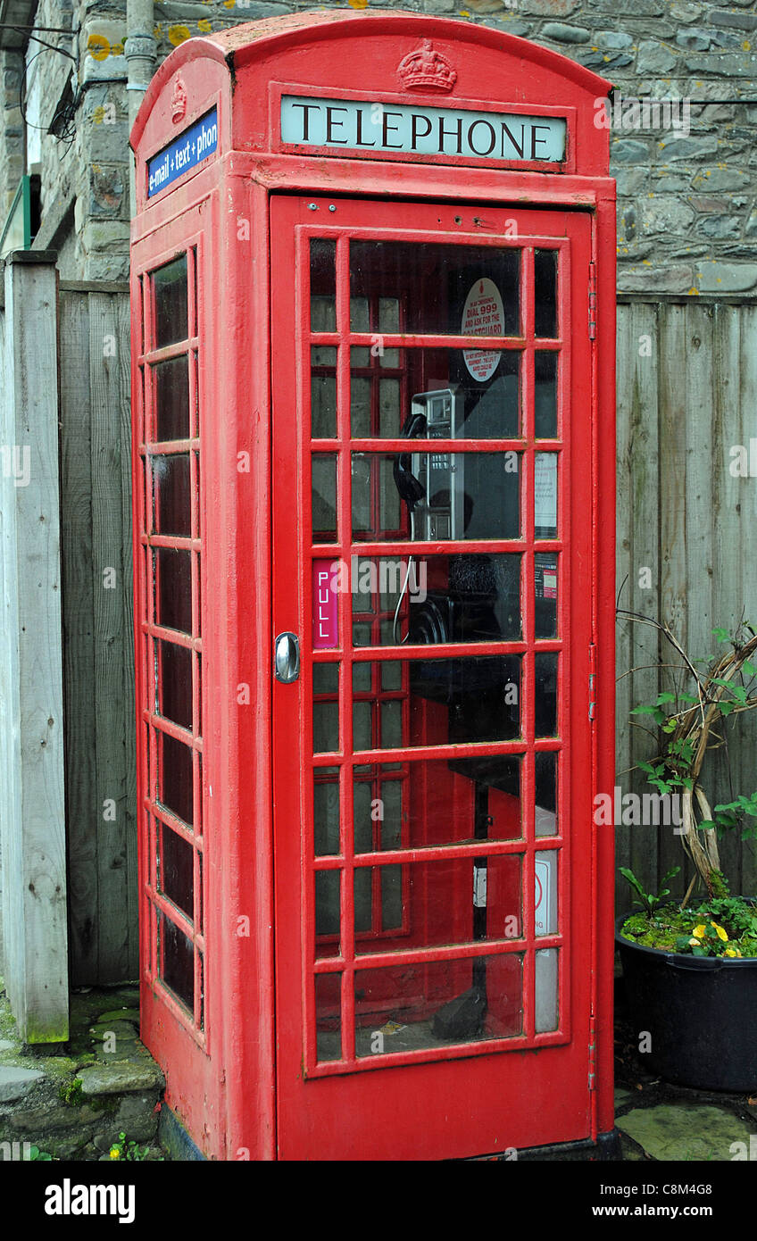 Old english telephone box hi-res stock photography and images - Alamy