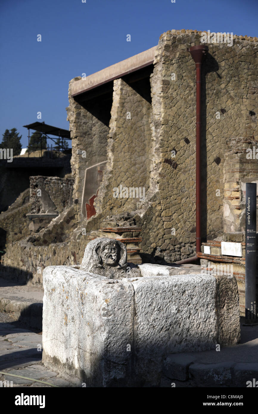 Ancient roman fountain hi-res stock photography and images - Alamy