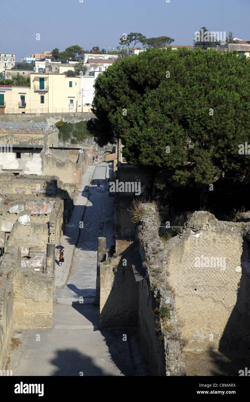 ANCIENT ROMAN STREET & BUILDINGS HERCULANEUM ITALY 18 September 2011 Stock Photo - Alamy