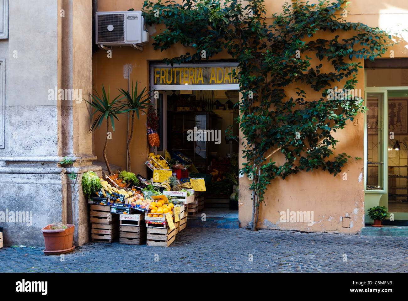 Fruits and Vegetables shop - Rome, Italy Stock Photo - Alamy