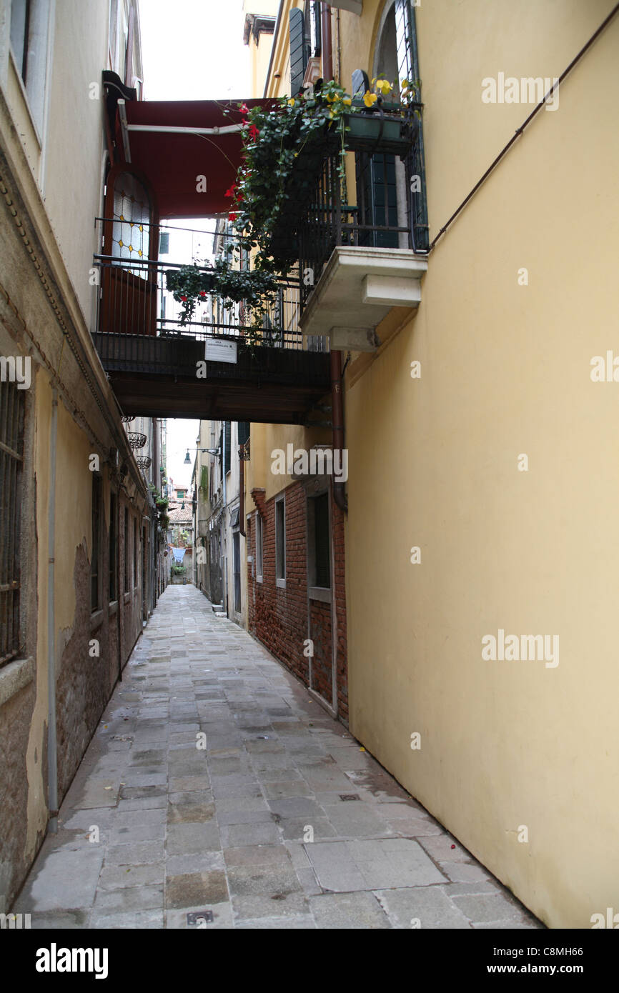 Straight buildings hi-res stock photography and images - Alamy