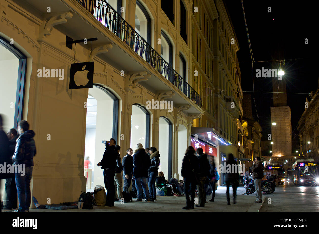 Apple store people queue hi-res stock photography and images - Alamy