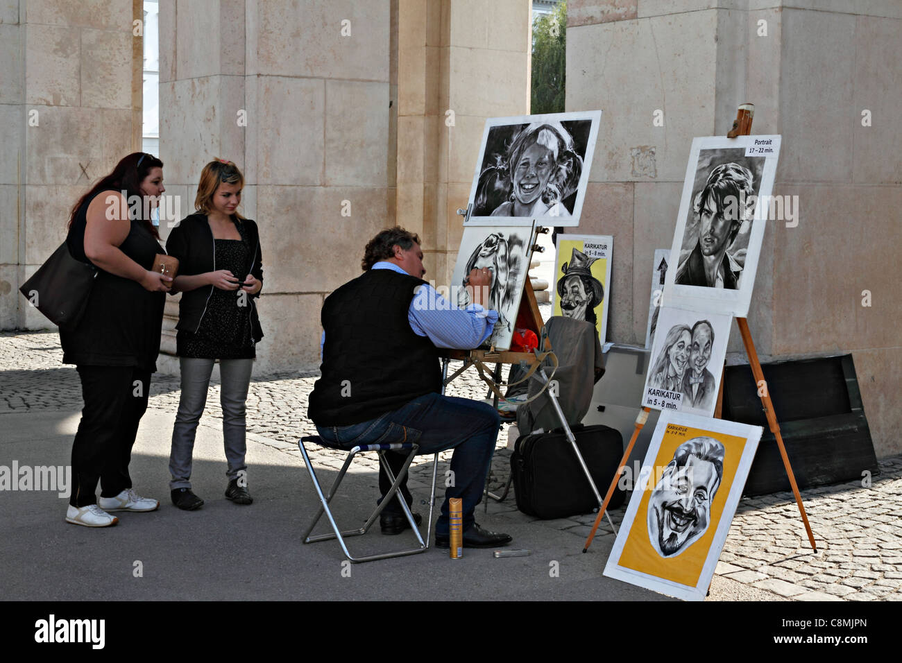 Street artist drawing portrait hi-res stock photography and images - Alamy