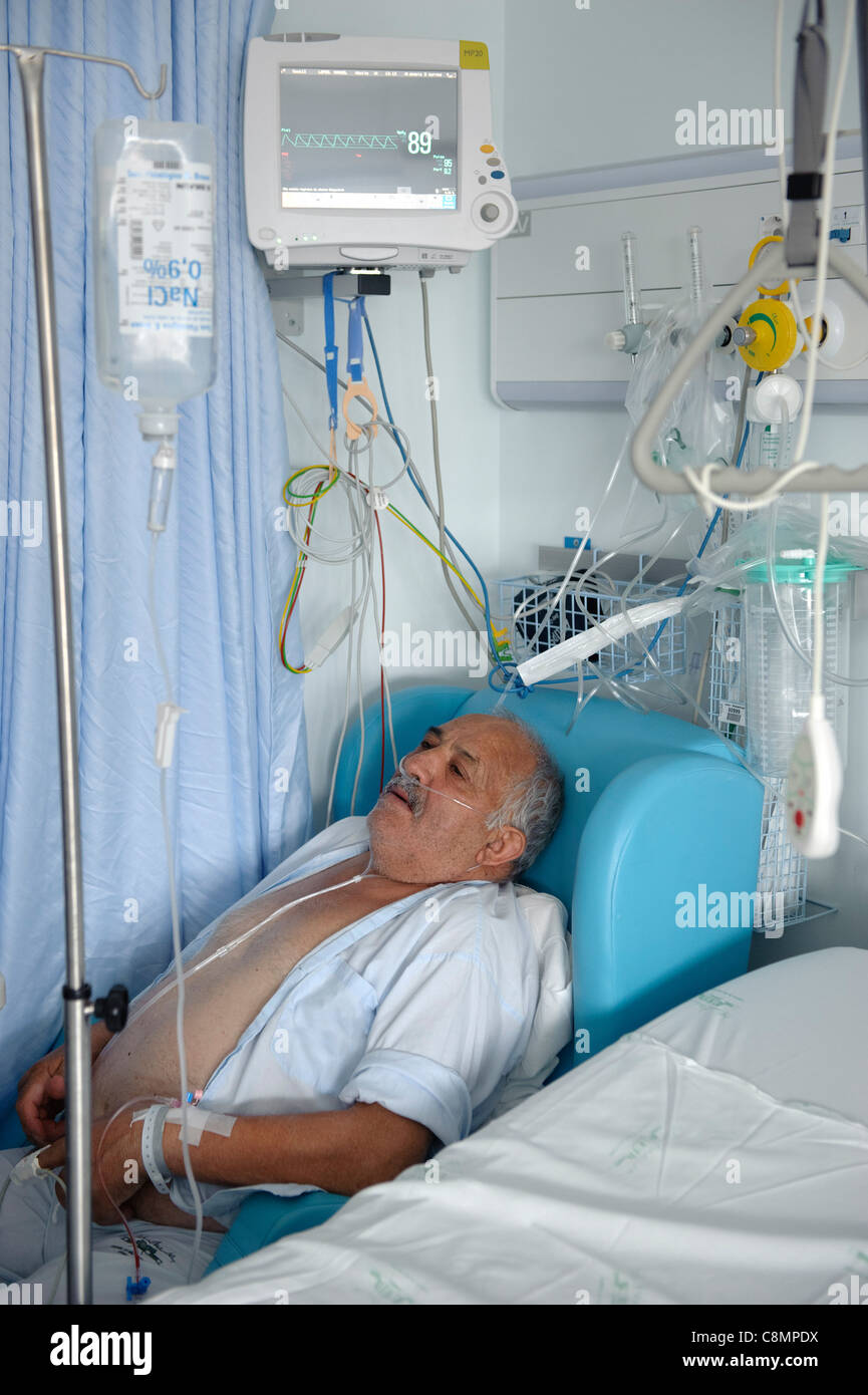Dying patient hi-res stock photography and images - Alamy