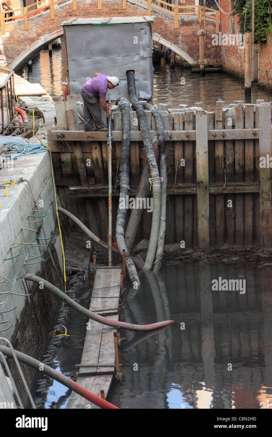 Dry canal dredging maintenance of Venice canals Stock Photo - Alamy