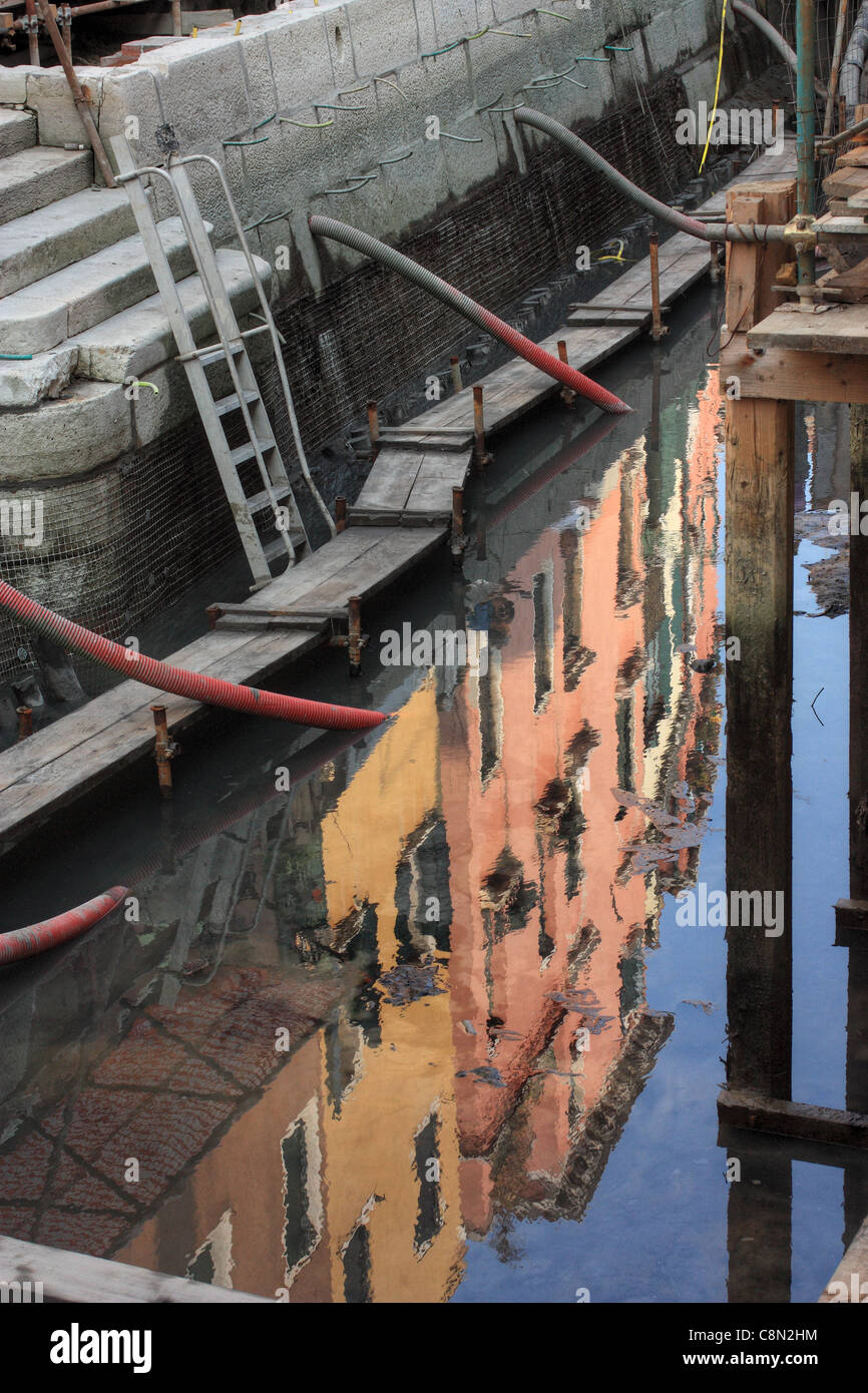 Dry canal dredging maintenance of Venice canals Stock Photo - Alamy
