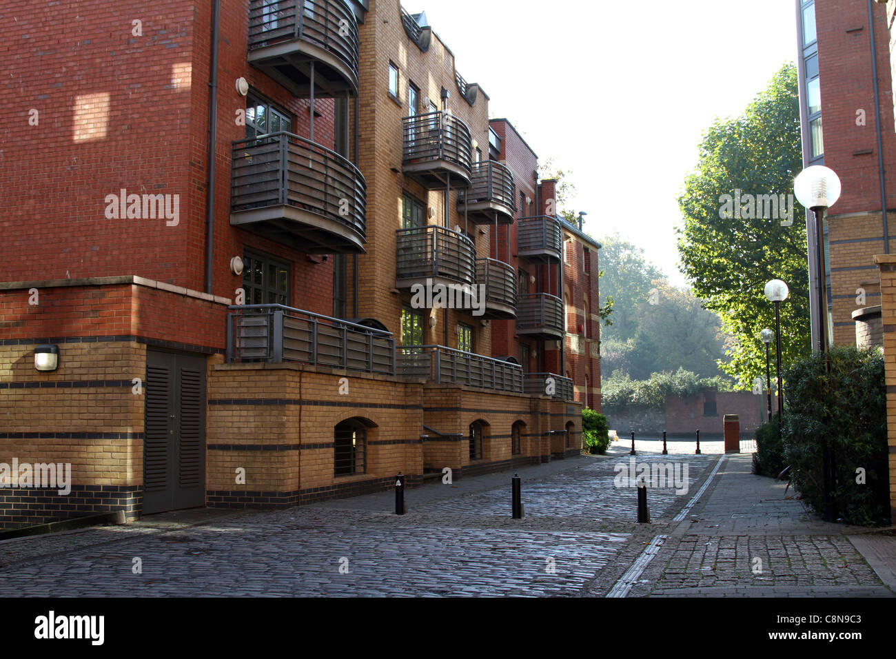 Empty blocks of flats hi-res stock photography and images - Alamy