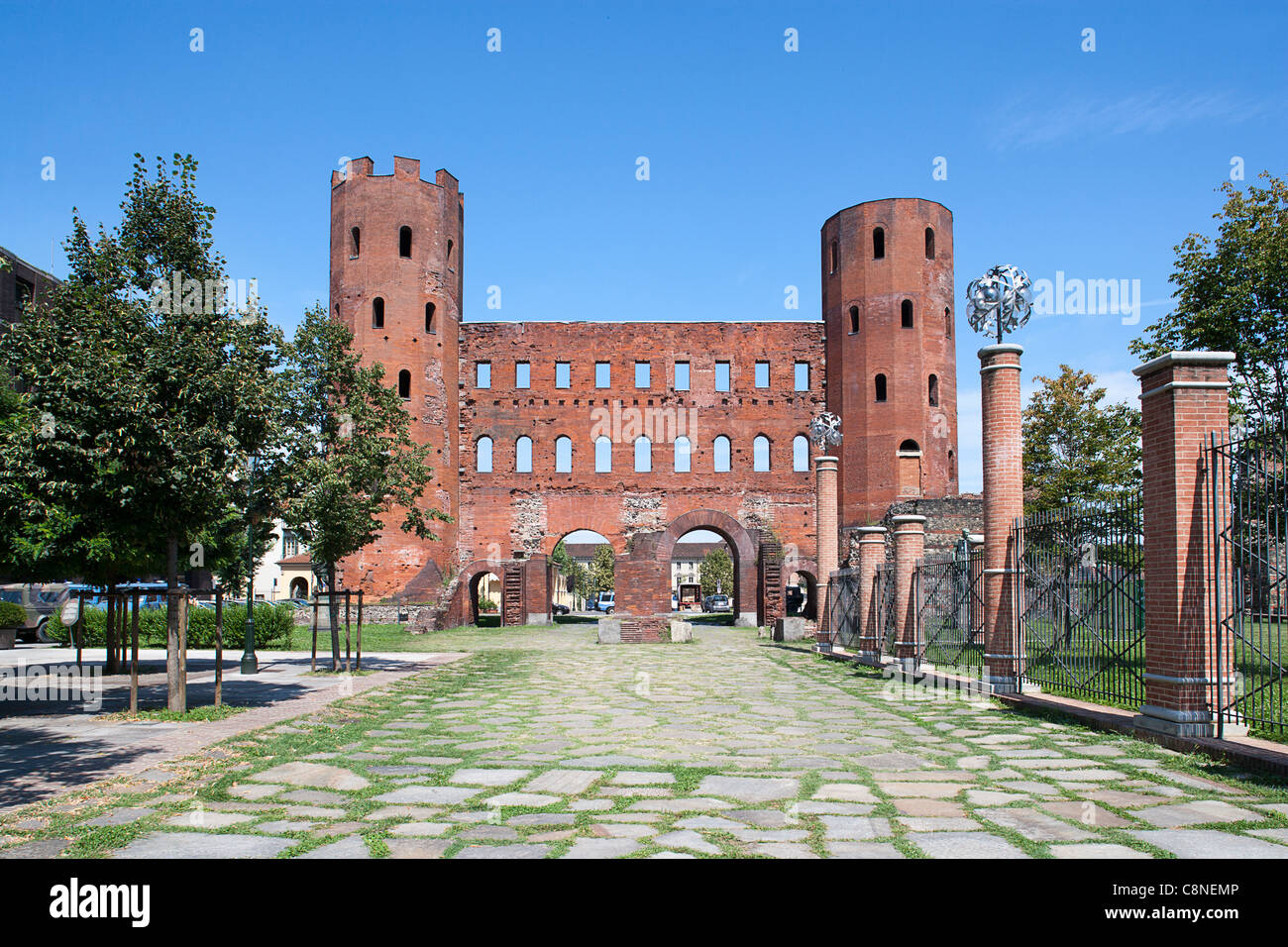 Roman gates hi-res stock photography and images - Alamy