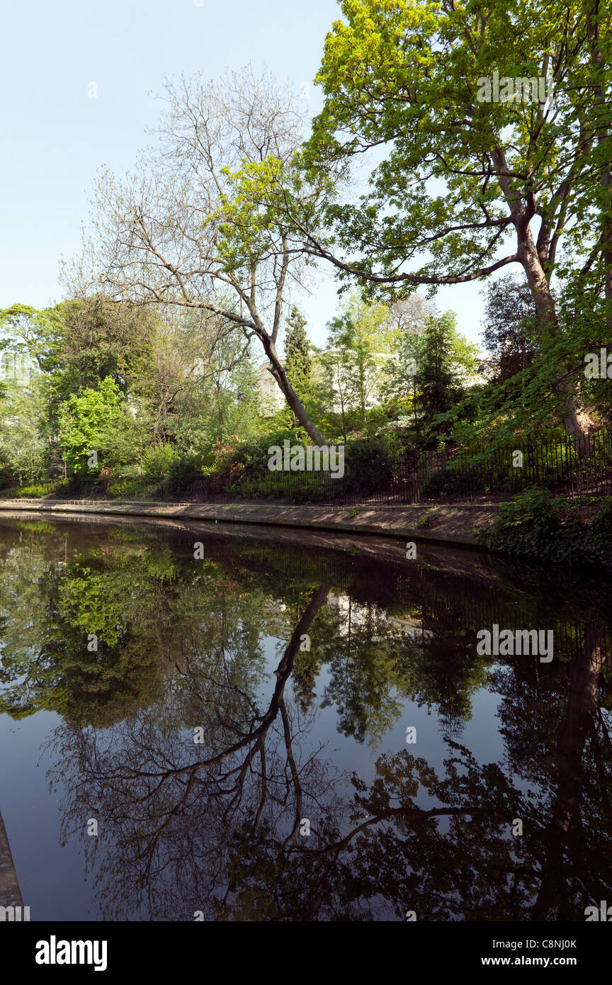 A Walk along the Regents Canal in the Spring sunshine Stock Photo - Alamy