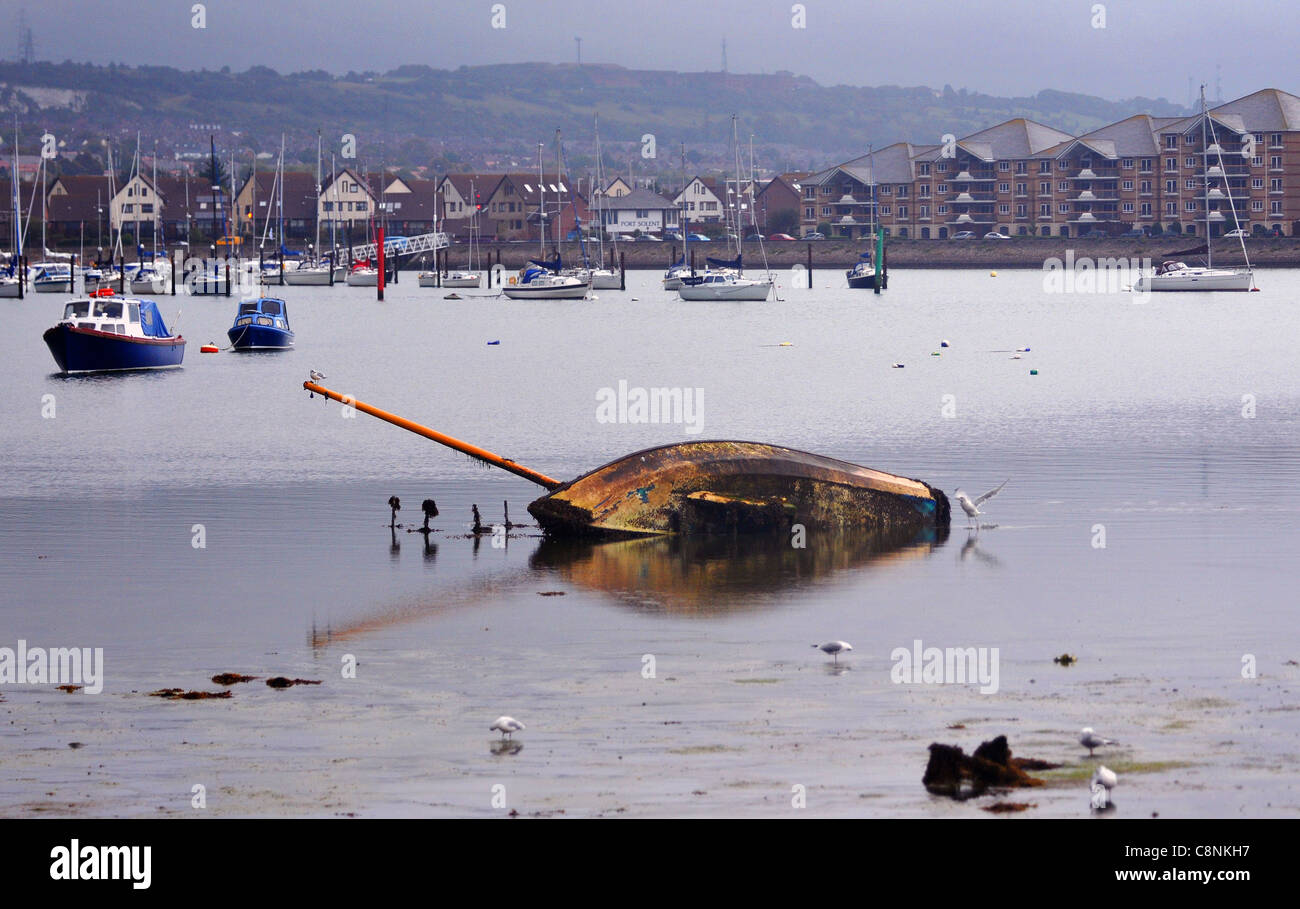 WRECK OF A YACHT, PORTSMOUTH HARBOUR Stock Photo - Alamy