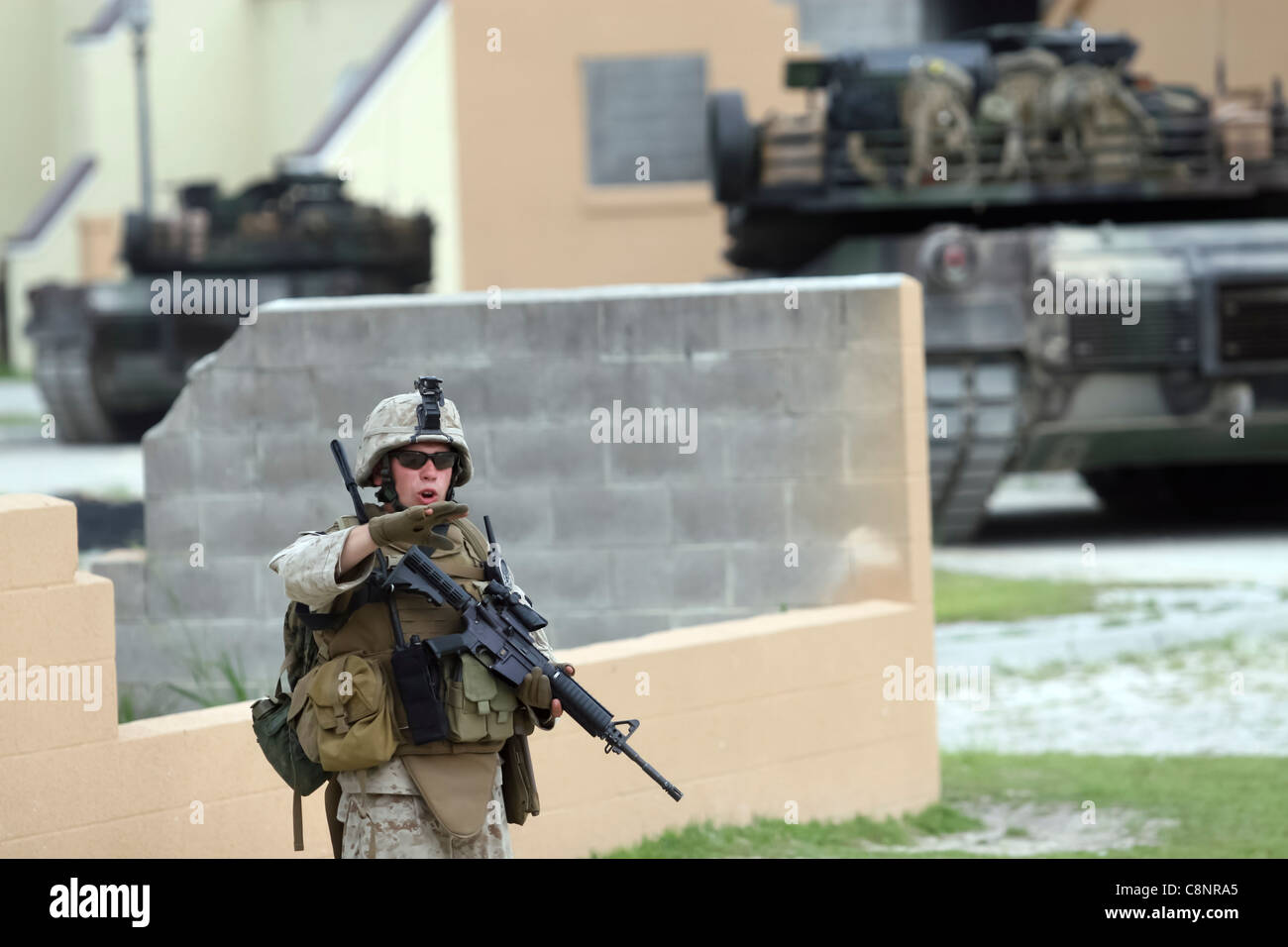 Driving m1a1 abrams tank hi-res stock photography and images - Alamy