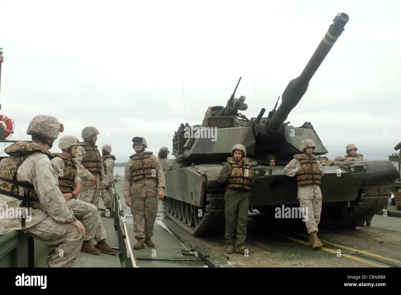 Driving m1a1 abrams tank hi-res stock photography and images - Alamy