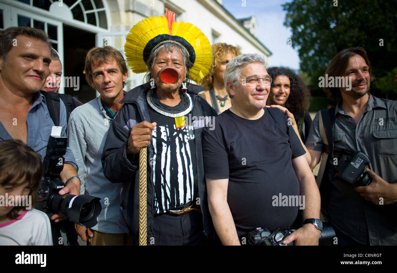Raoni at the Chateau de Cheverny Raoni photo journalist and group of ...