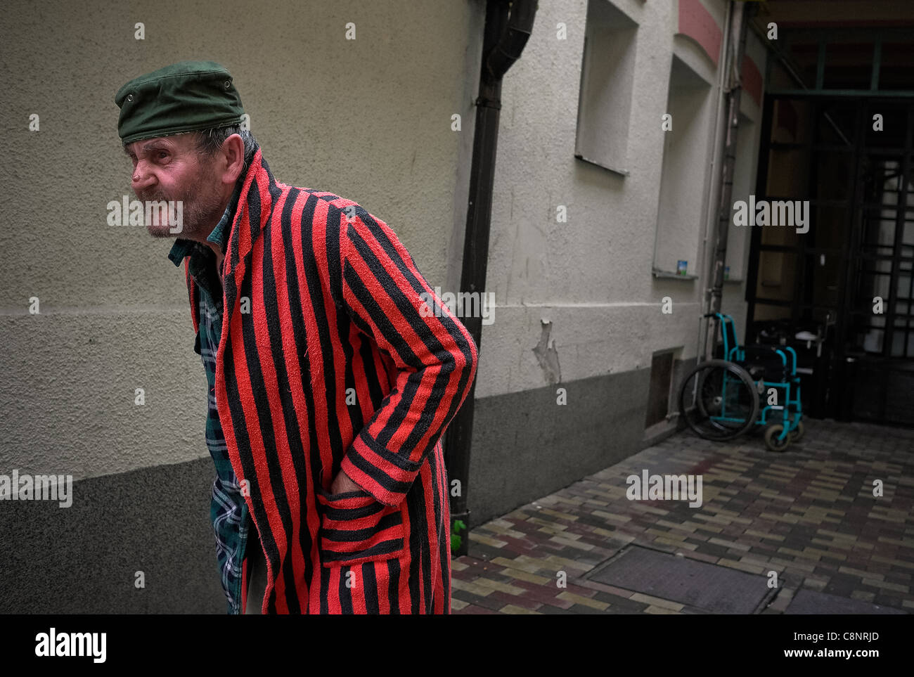 Homeless outside hospital hi-res stock photography and images - Alamy