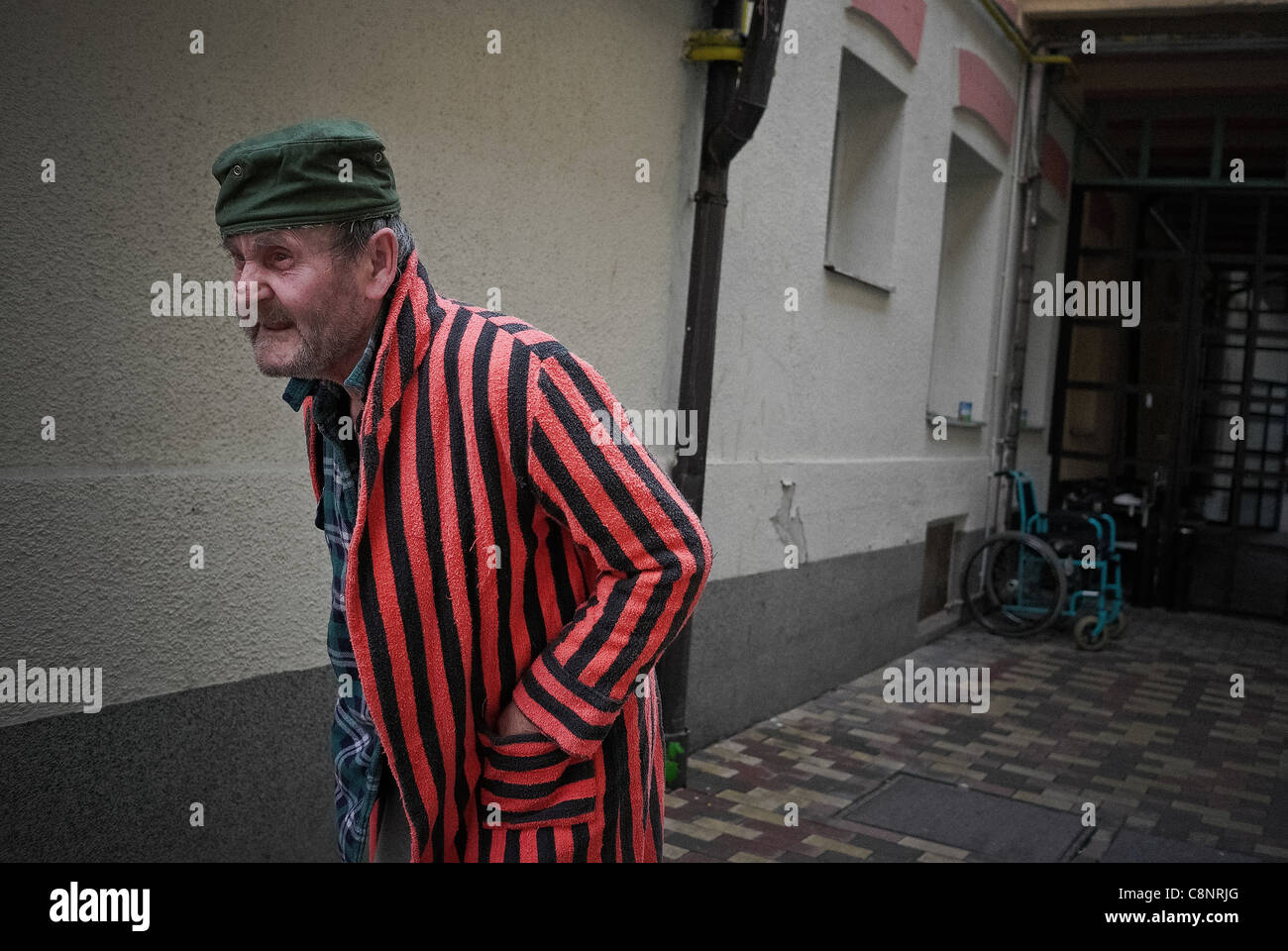 Homeless outside hospital hi-res stock photography and images - Alamy