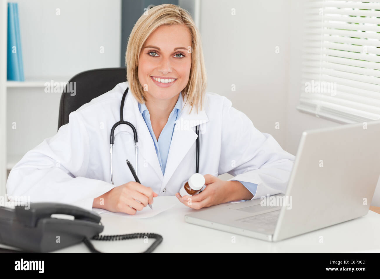 Doctor writing something down hi-res stock photography and images - Alamy