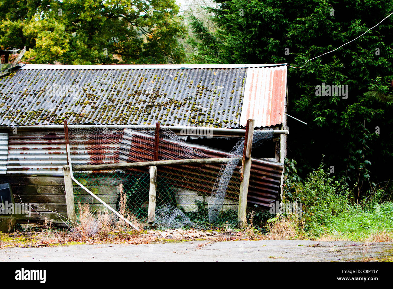 An old shed rusting away Stock Photo - Alamy