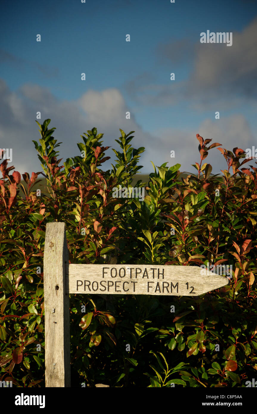 A footpath sign in the British Countryside Stock Photo - Alamy
