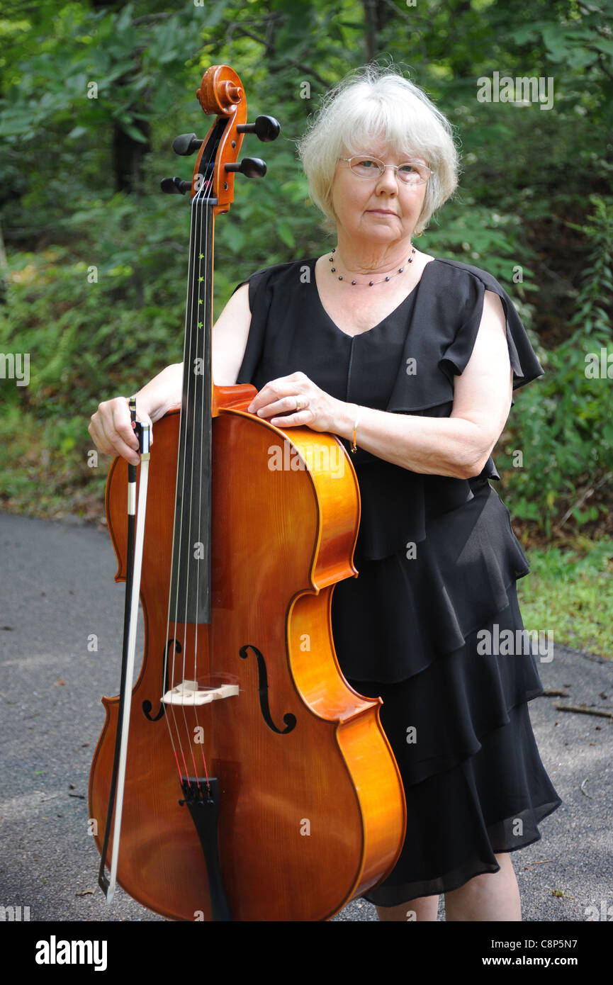 Female cellist hi-res stock photography and images - Alamy