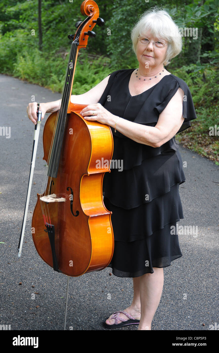 Cellist hi-res stock photography and images - Alamy