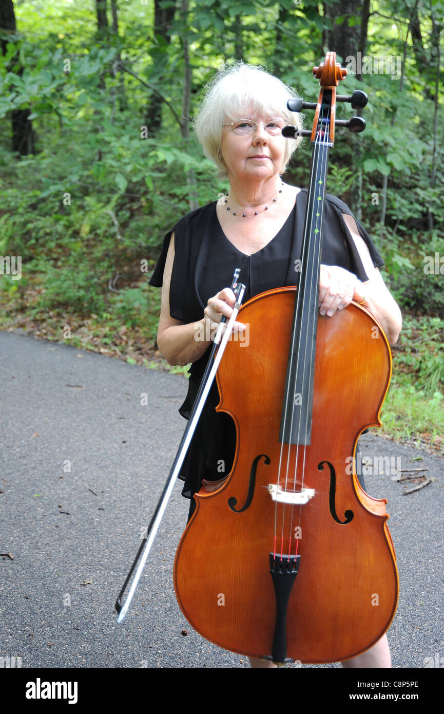 Cellist hi-res stock photography and images - Alamy