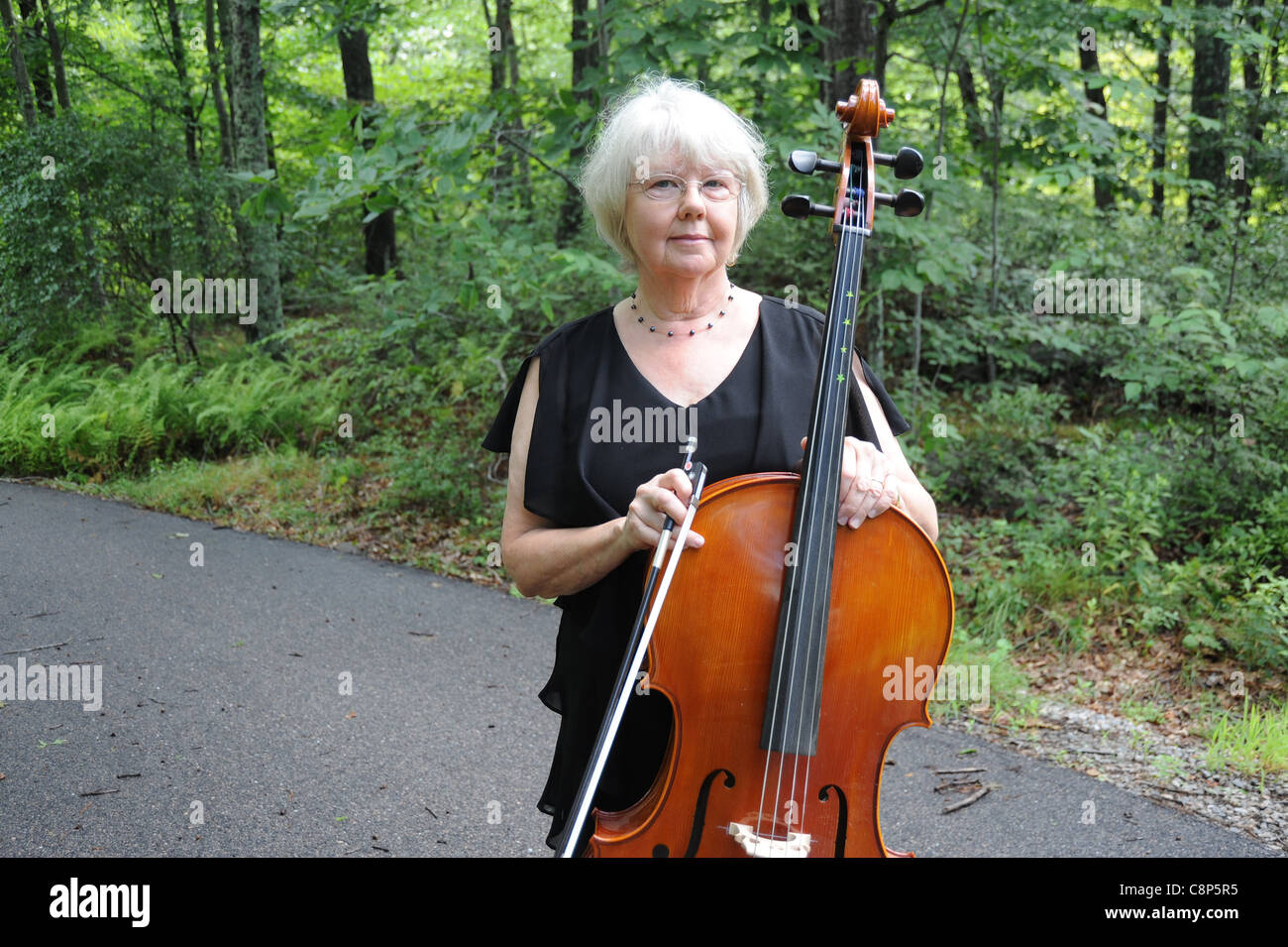 Cellist woman hi-res stock photography and images - Alamy