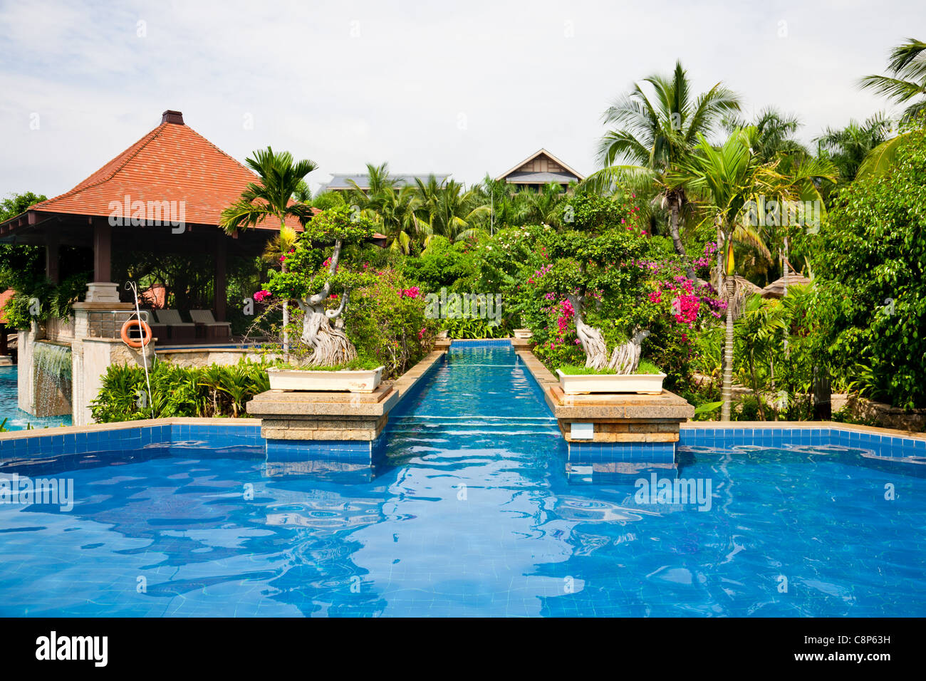 Pool in front of hotel hi-res stock photography and images - Alamy
