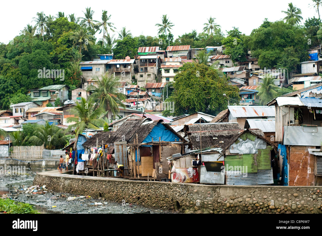 Portside slum scene tacloban leyte philippines Stock Photo - Alamy