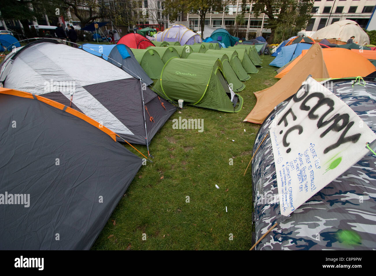 Rows of tents hi-res stock photography and images - Alamy