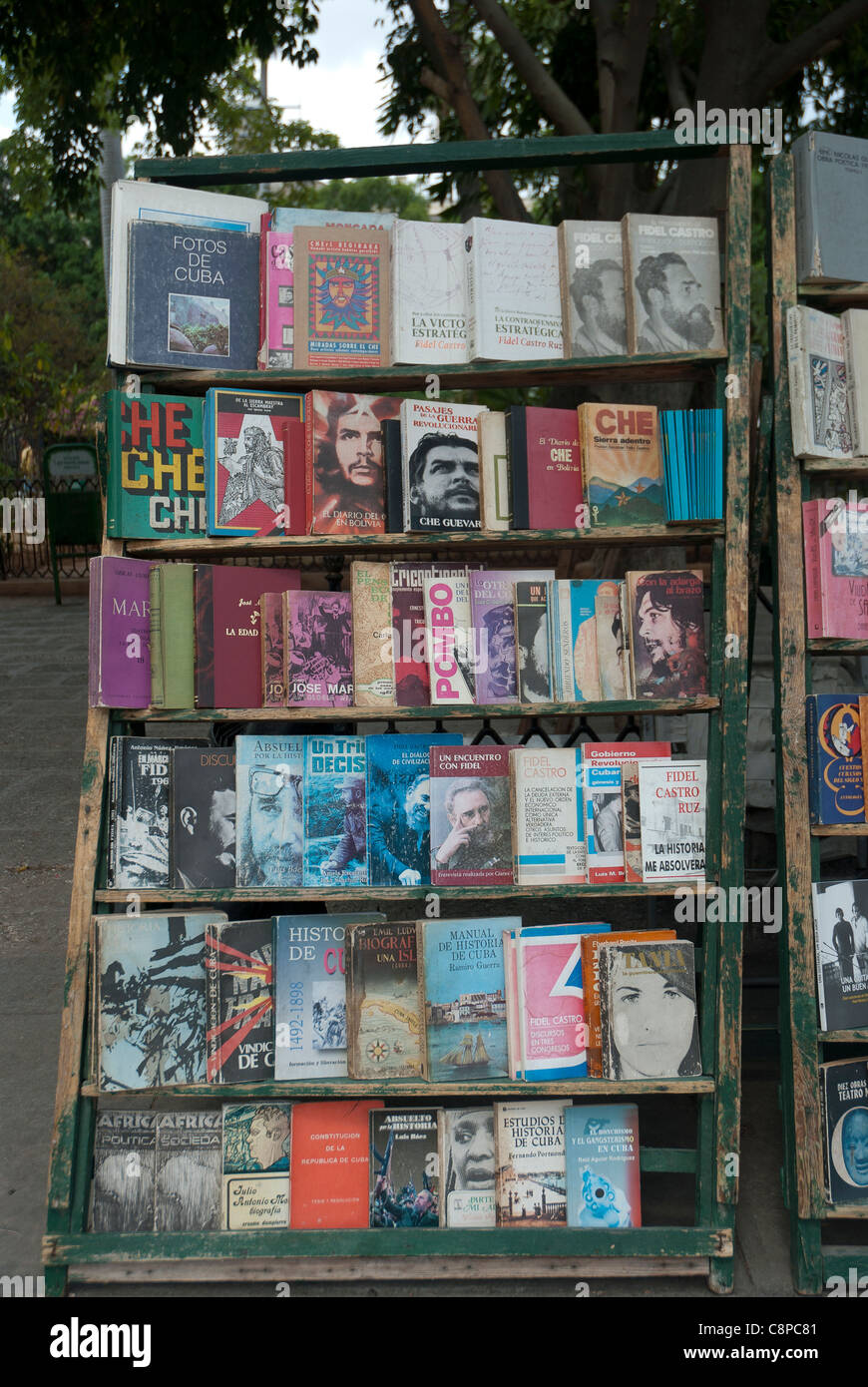 Second hand book stall with books about Che Guevara Stock Photo - Alamy