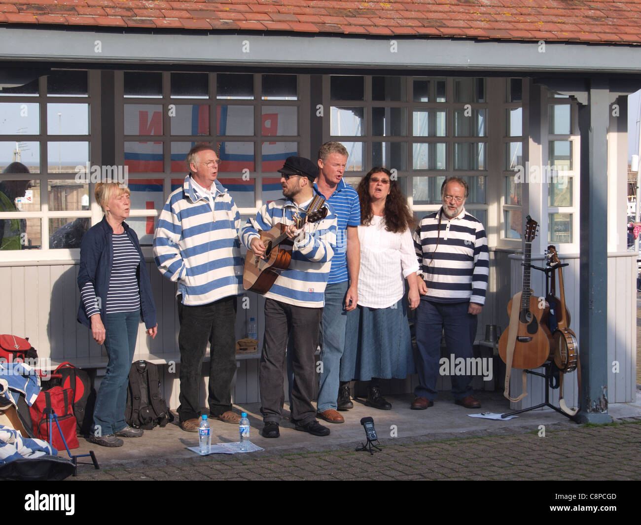 Sea shanty singers hi-res stock photography and images - Alamy