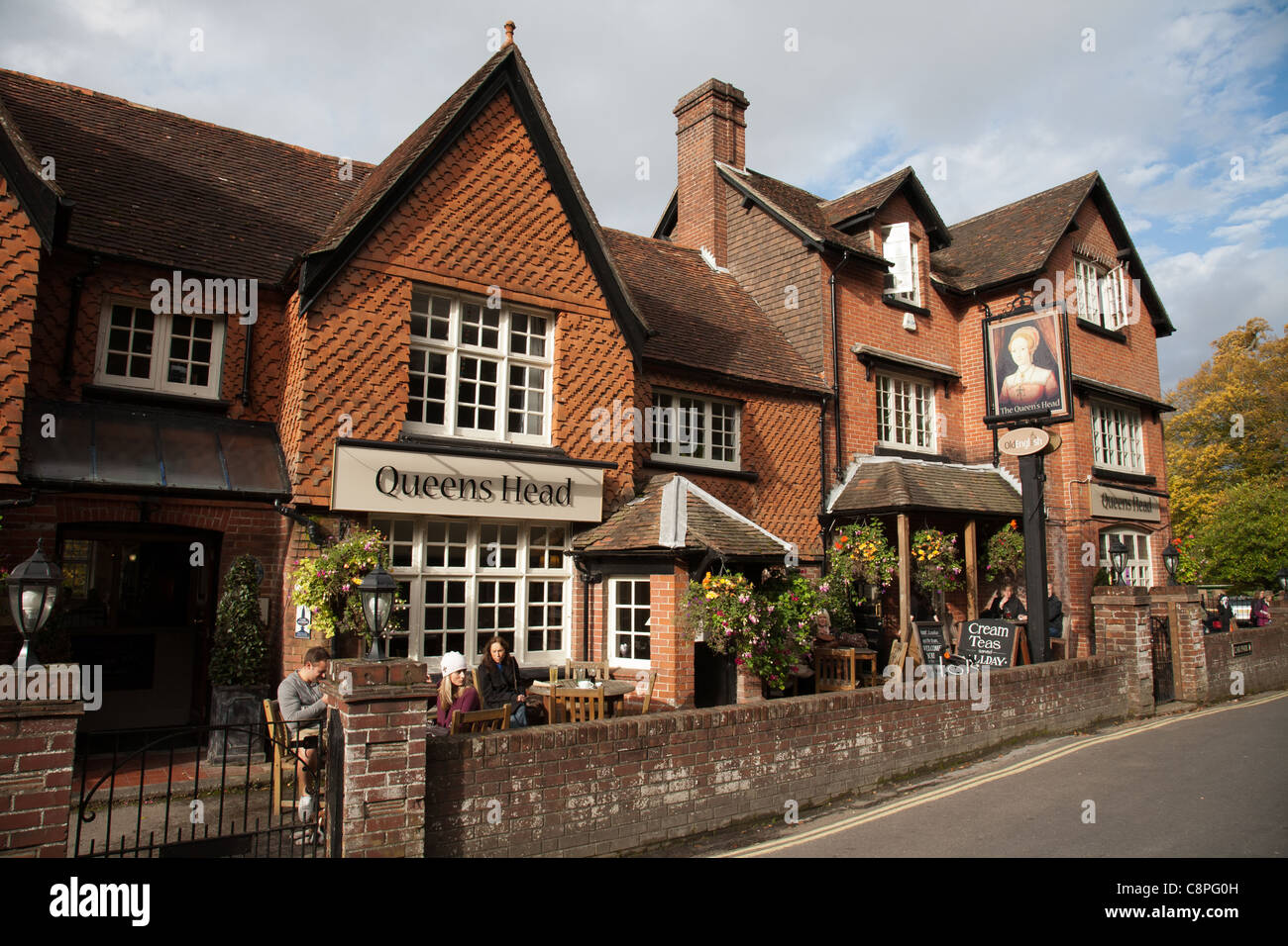 Queens head inn hi-res stock photography and images - Alamy
