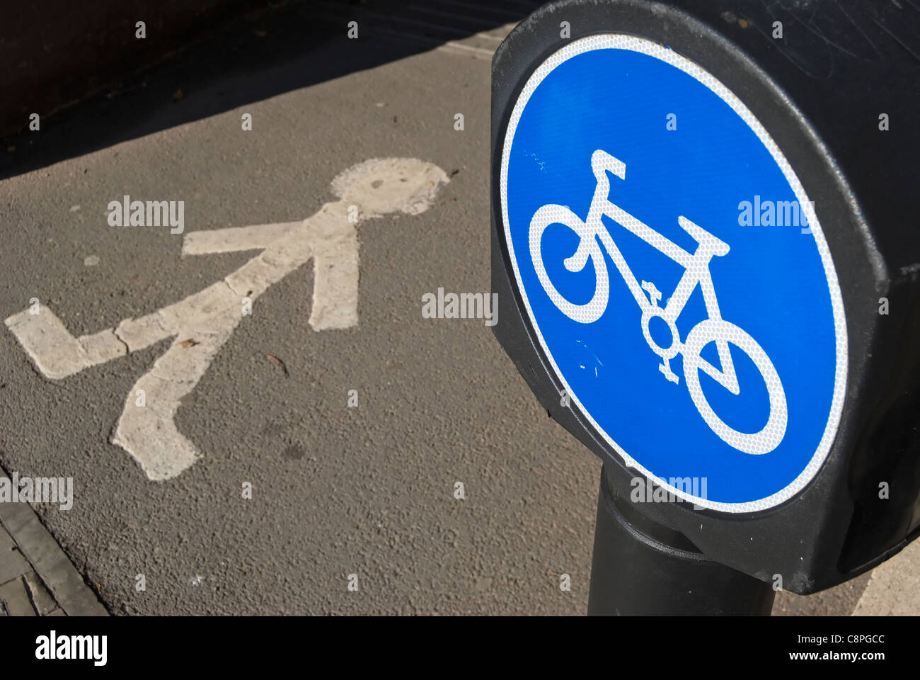 Cycle lane sign hi-res stock photography and images - Alamy