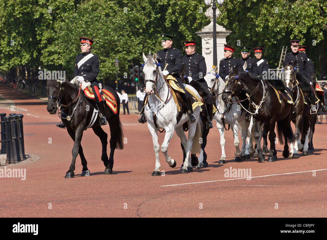 Mounted cavalry on Parade outside Buckingham Palace, London Stock Photo ...