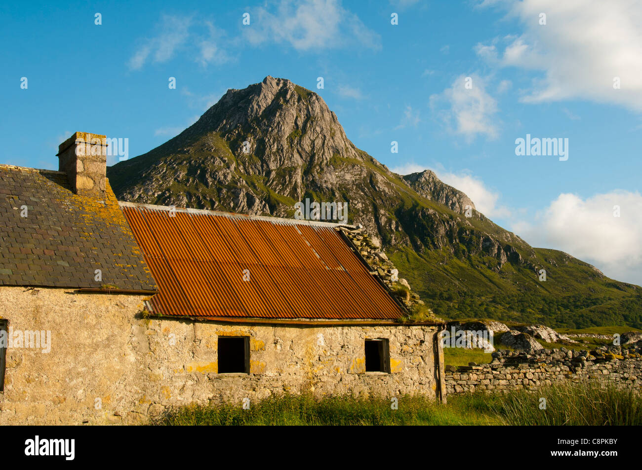 Abandoned derelict farm hi-res stock photography and images - Alamy
