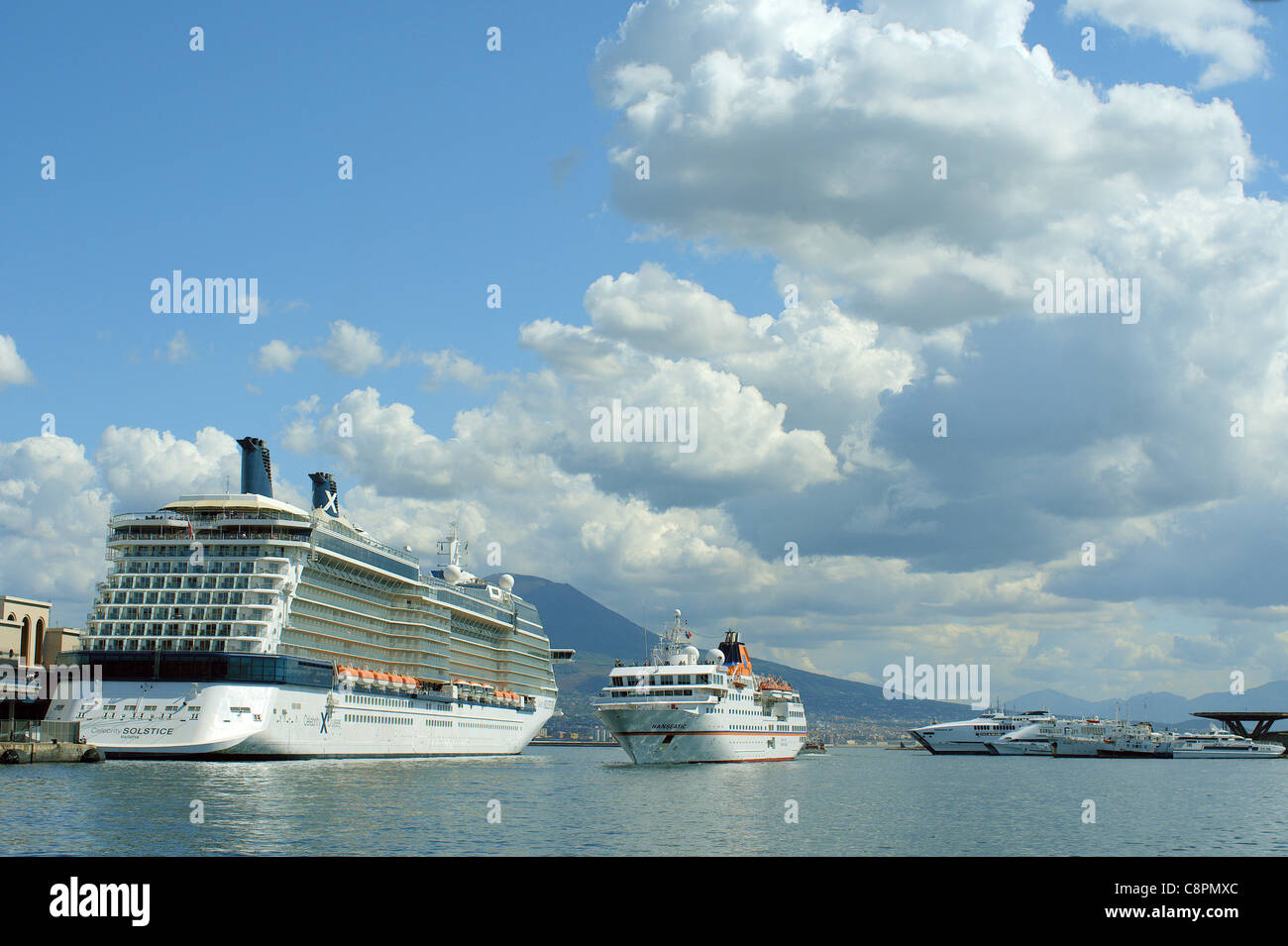 Naples ships hi-res stock photography and images - Alamy