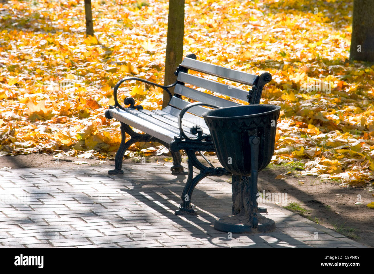 Urn bench hi-res stock photography and images - Alamy
